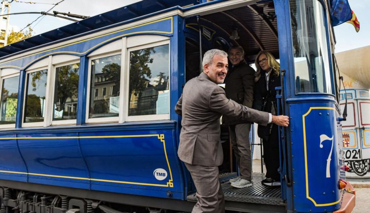 Descubre el Encanto del Tramvia Blau en la Plaza de Ke edy: Un Viaje ...